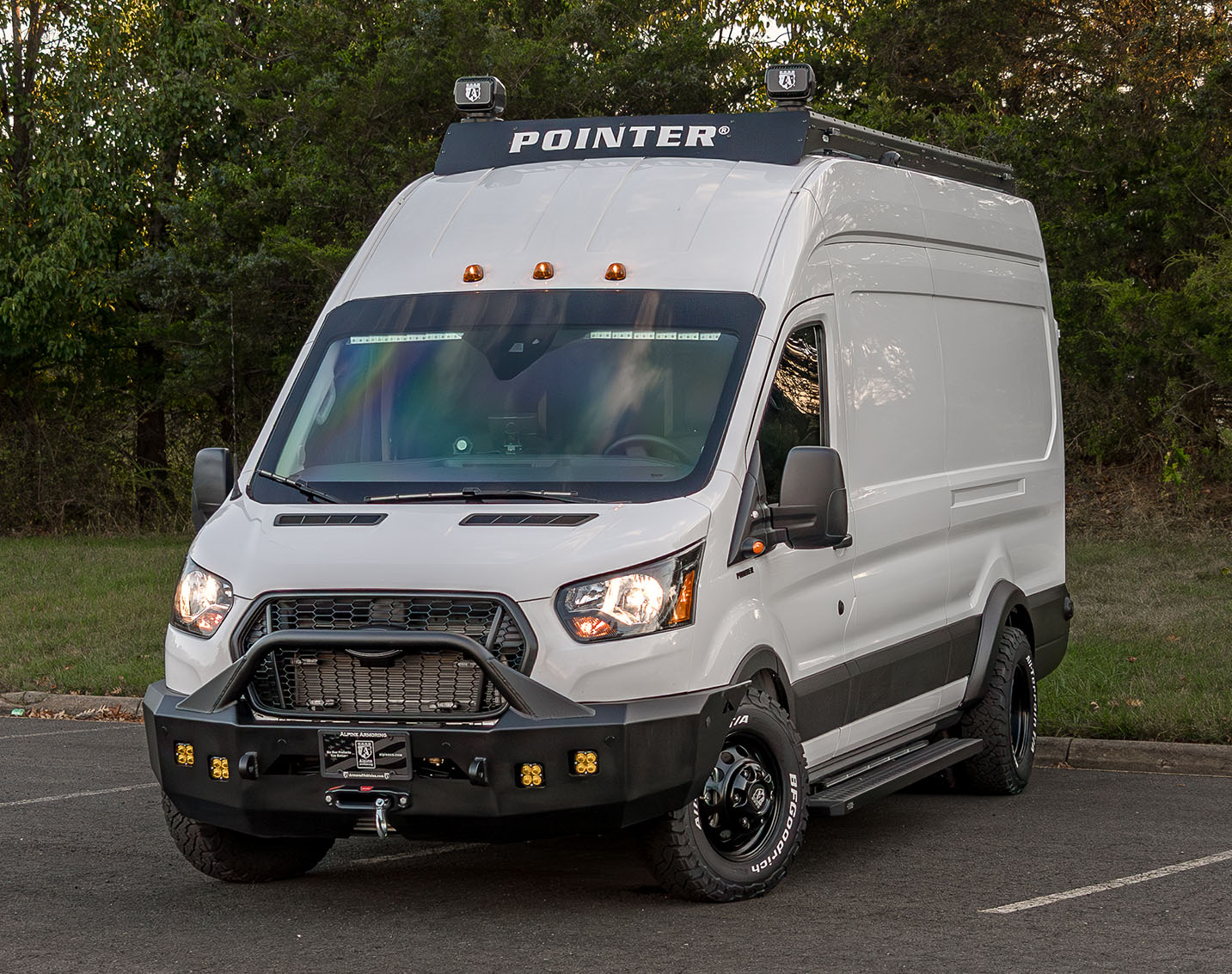 Furgón blindado Ford Transit LWB SWAT | Alpine Armoring Pointer®.